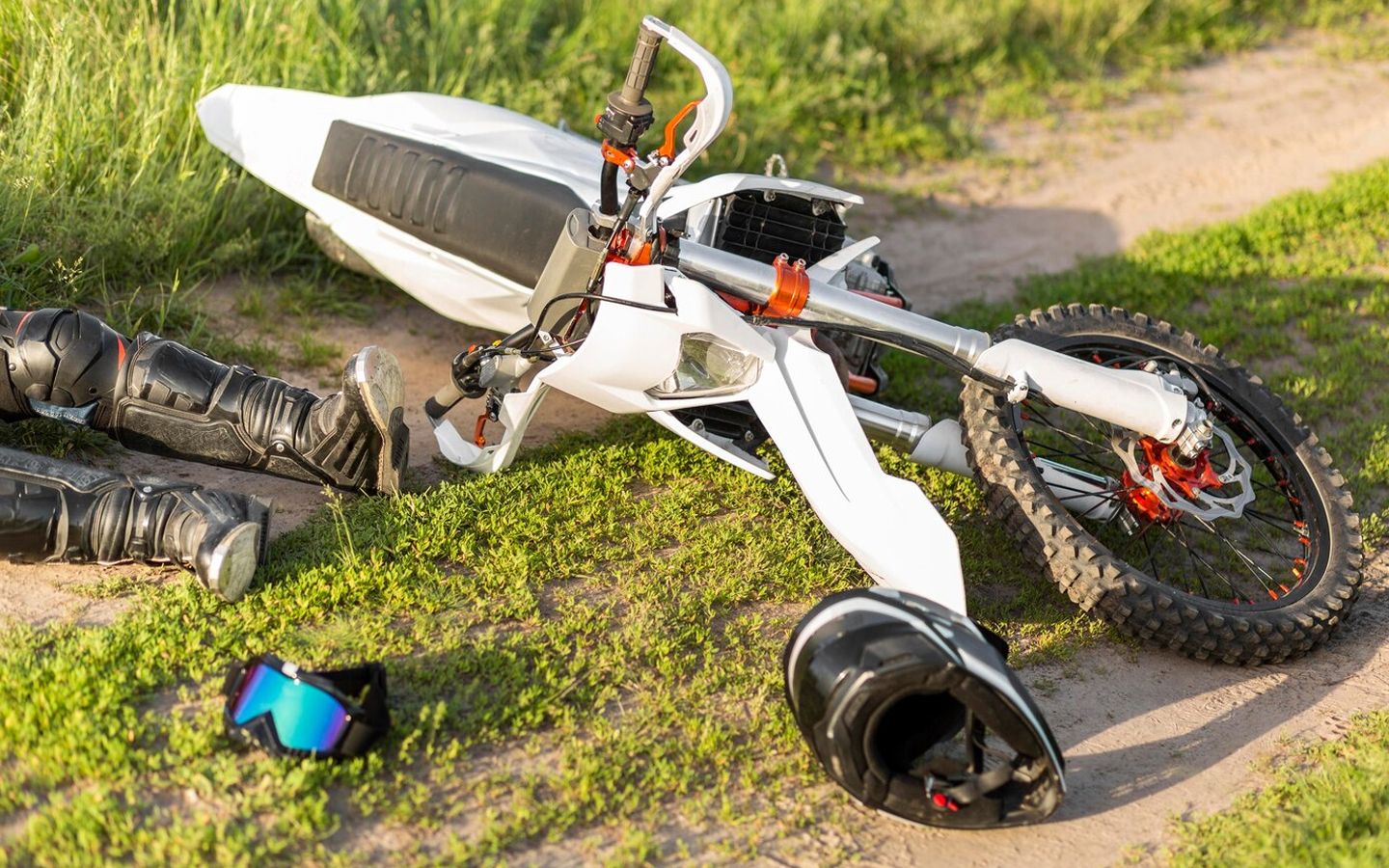 Pertolongan Pertama Kaki Luka Akibat Jatuh dari Motor